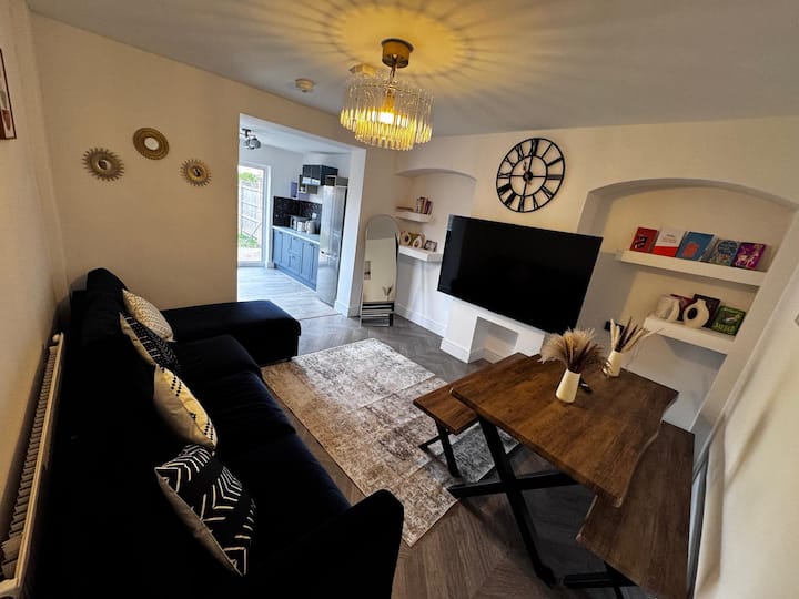 Modern 4-bedroom Home With Parking - Twickenham