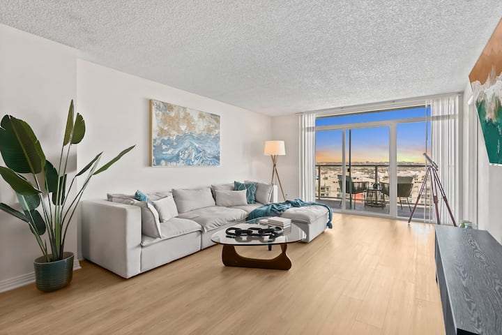 Blue Horizon Stay | Sapphire Suite Pool Gym - Venice Beach, CA