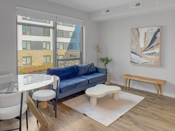Sunlit & Chic Jr 1br | Ballston Mall + Metro Walk - Falls Church, VA