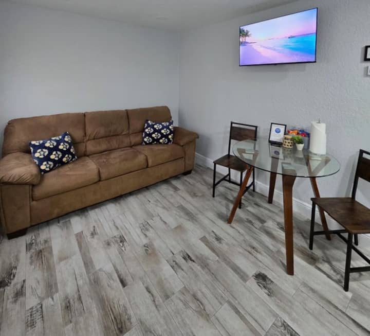 Cozy Private Guesthouse Near Beach & Downtown - Lake Worth, FL