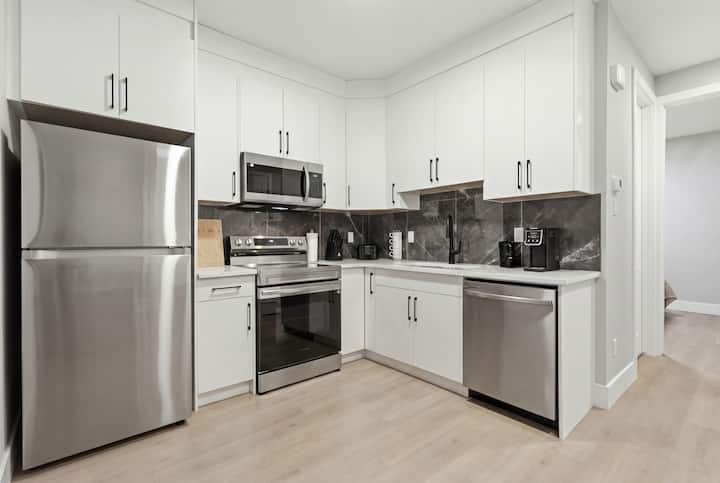 Modern & Comfortable 2-bedroom Home In Great Area - Fort Calgary
