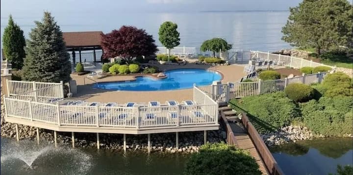 Sunsets And Serenity - Modern Lakefront Getaway - Port Clinton, OH