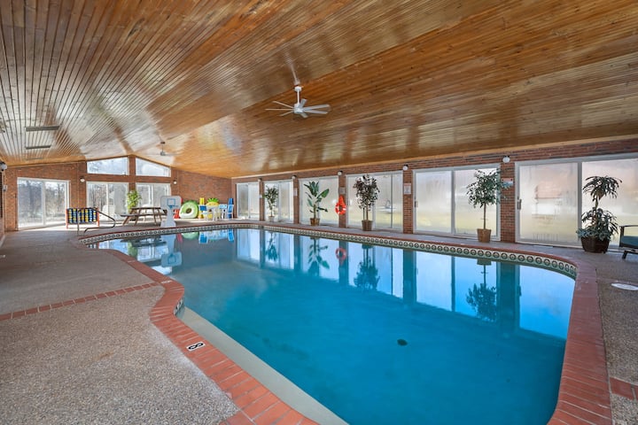 Blair's Moscow Mills *Indoor Pool House Sleeps 16+ - Cuivre River State Park, Troy
