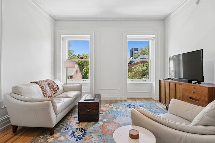 Sunny & Spacious Brownstone Apartment - Hoboken, NJ
