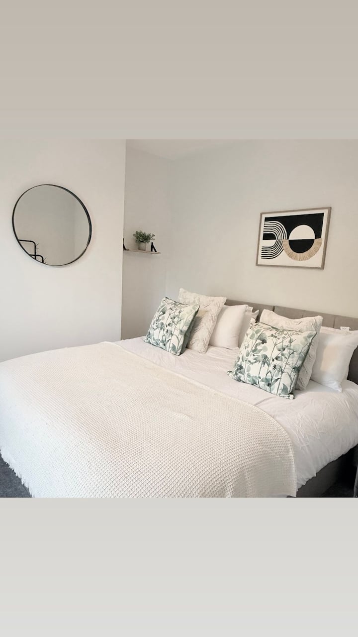 Modern City Base | 171 Stroud Road | Free Parking - Gloucester, UK