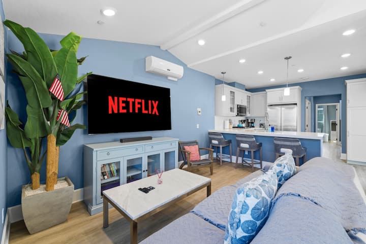 Modern Beach Townhome: Ocean, Bay & Belmont Park - San Diego, CA