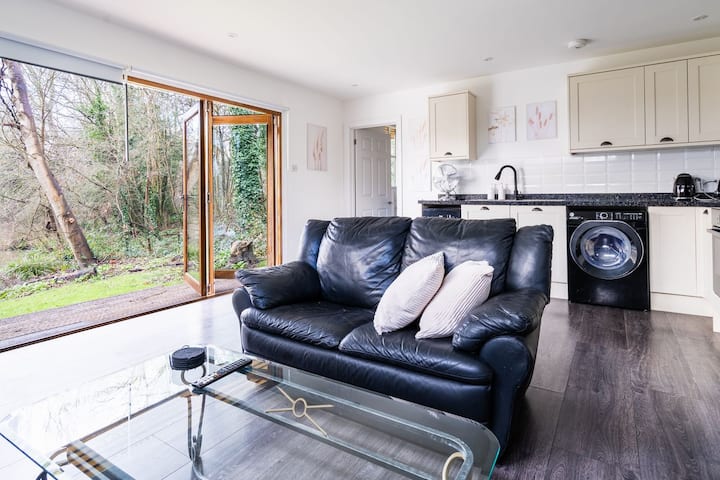 Tranquil Riverside Retreat | Cosy Chalet - Watford