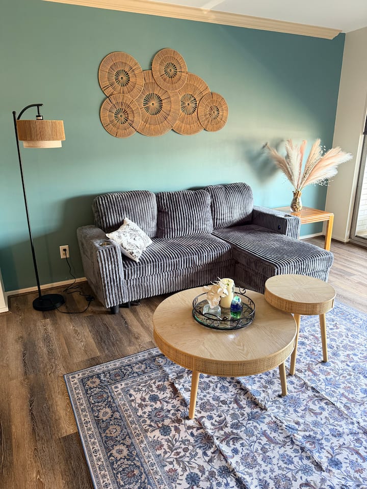 Boho Themed Midtown Stay W/balcony & Downtown View - Omaha, NE