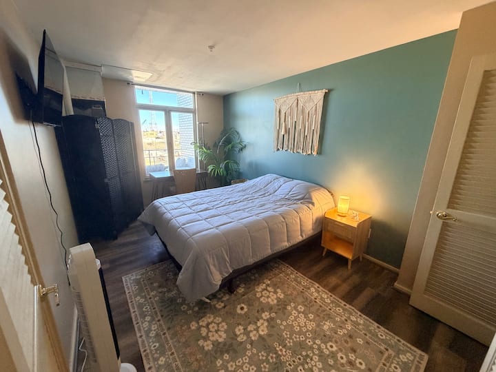 Boho Themed Midtown Stay W/balcony & Downtown View - Omaha, NE