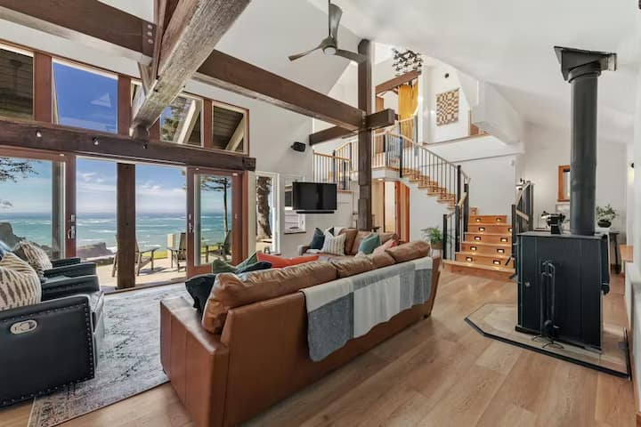 Pirate Cove Retreat: Oceanfront Full Estate - Sisters Rock State Park, Port Orford