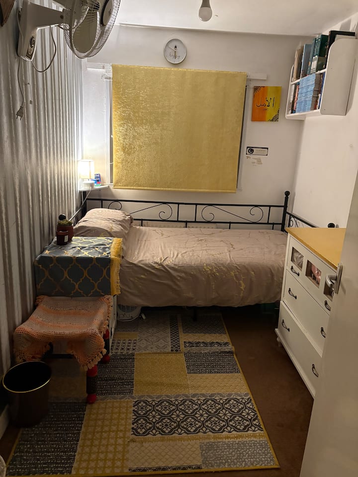 Female Only Guests Please - Single Room - Reading
