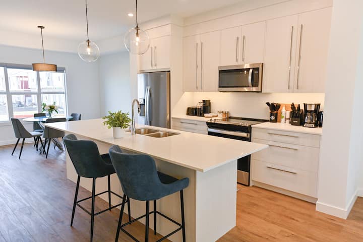 Luxury 3 Bedroom 2.5 Bath Townhome In Chestermere - Chestermere