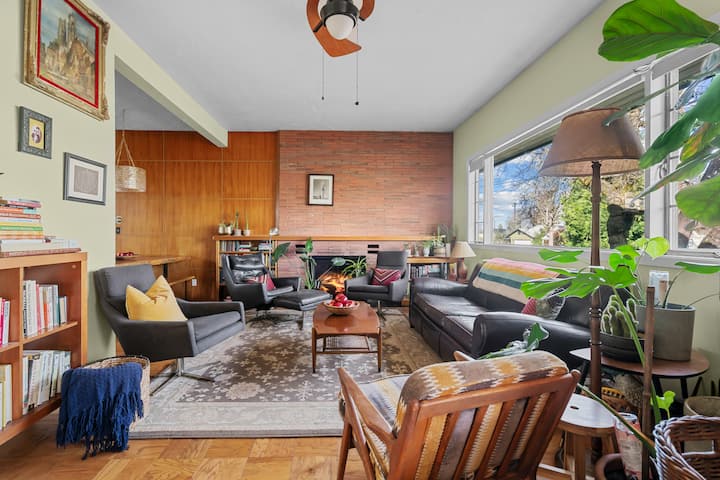 Pet Friendly • Fenced Yard • 1 Level Monthly Stays - Portland, OR