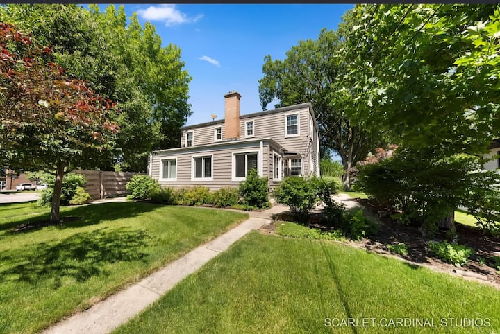 Naperville Escape | King Bed | Patio | Parking - Wheaton