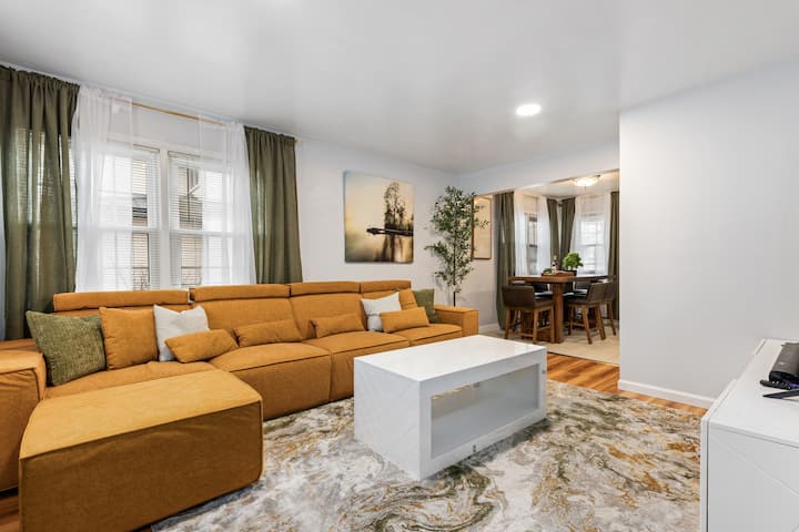 Naperville Escape, King Bed, Garage, Crib, Patio - Naperville, IL