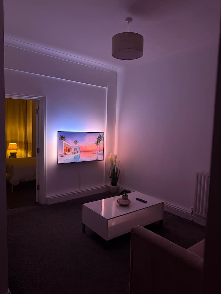 Private Apartment • Free Parking • Gatwick Airport - Redhill