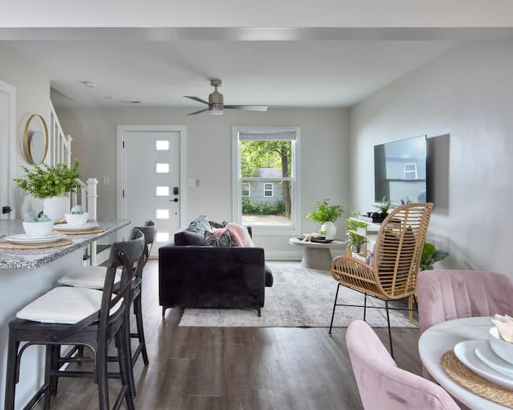 Luxe Bright 2br Near Noda & Uptown | Parking - Charlotte, NC