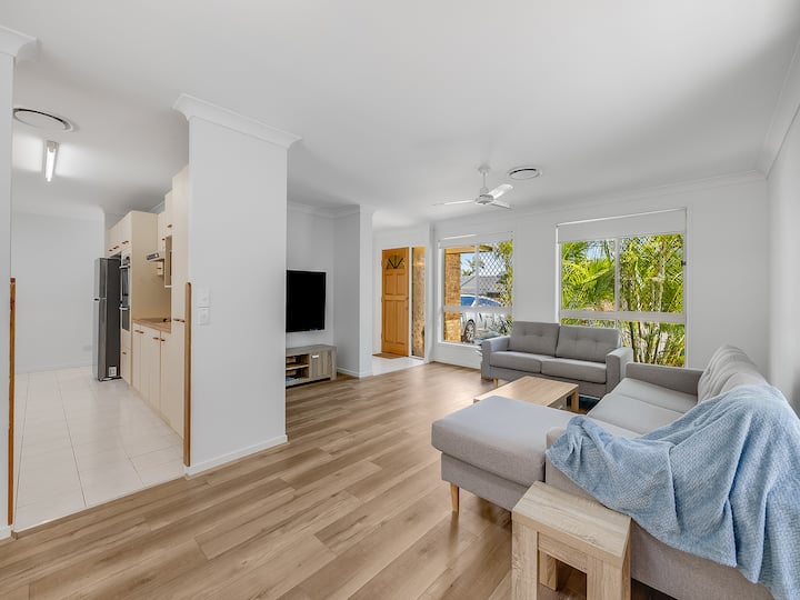 Pet-friendly Retro Beach House | Walk To Dog Beach - Buderim