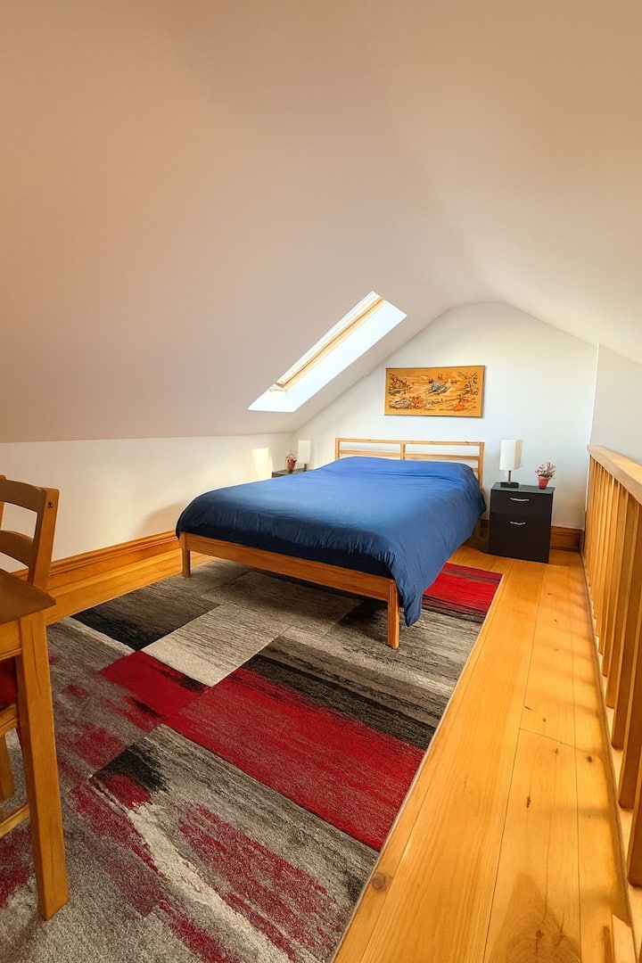 Cozy Loft Suite With Skylights & Private Bath - トロント