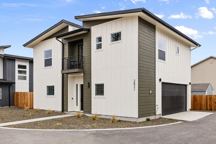 New Designer Home | Near Downtown | Sleeps 12 - Boise, ID
