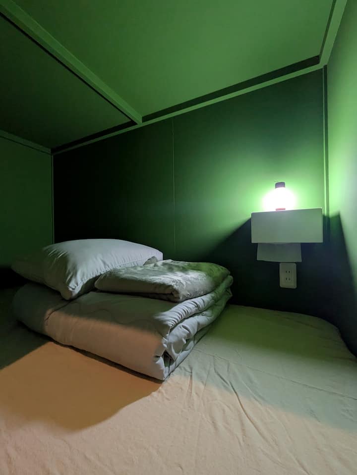 丹沢の山々の麓の町の小さなゲストハウス - Atsugi