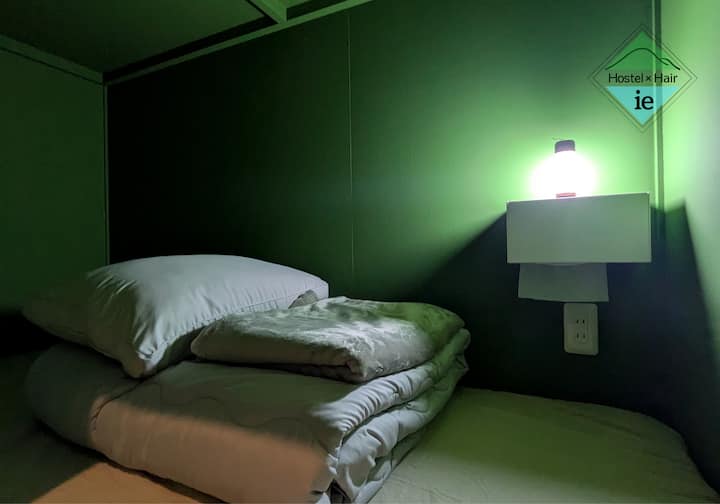 丹沢の山々の麓の町の小さなホステル - Atsugi