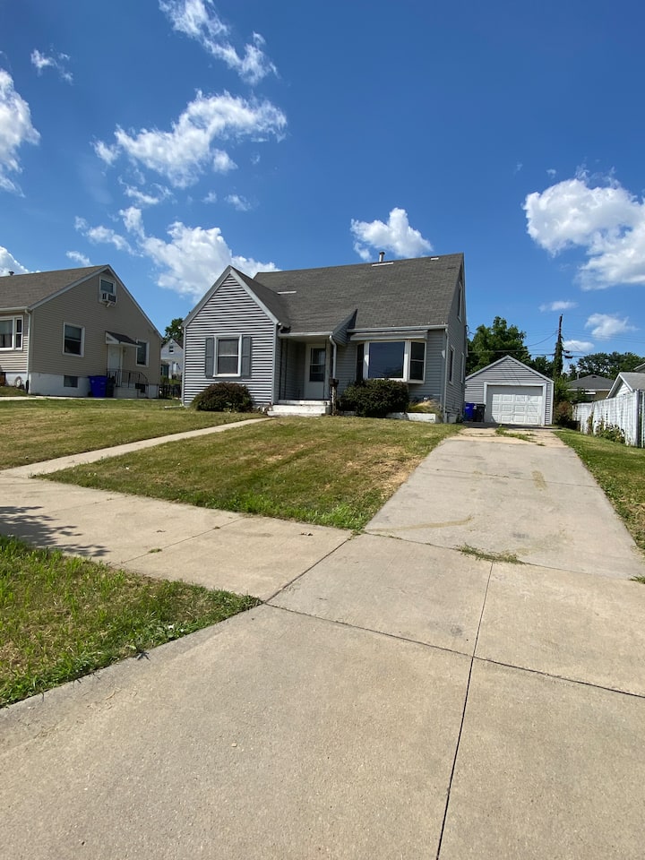 Blue Bungalow - Cedar Rapids, IA