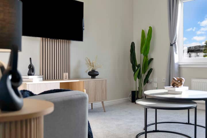 Deluxe 3 Bedroom House | Parking | Dunfermline. - Dunfermline