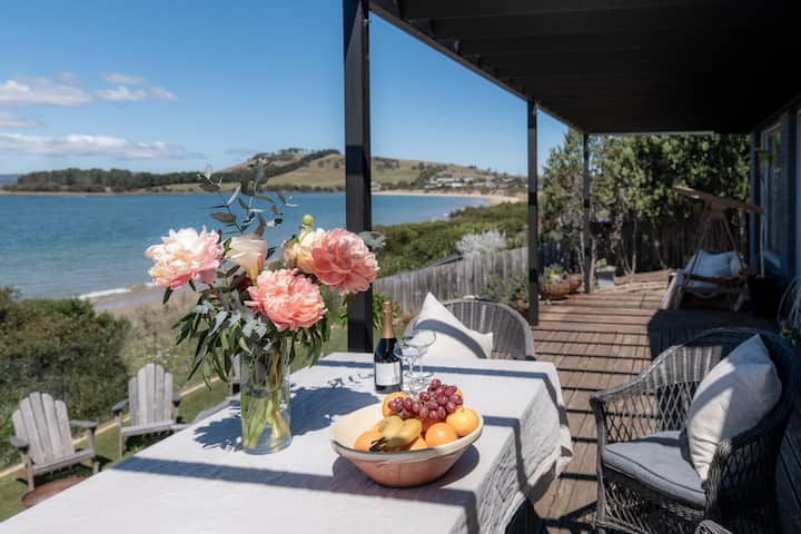 Ocean And Fire. Beachfront, Pool, Spa, Log Fire. - Hobart