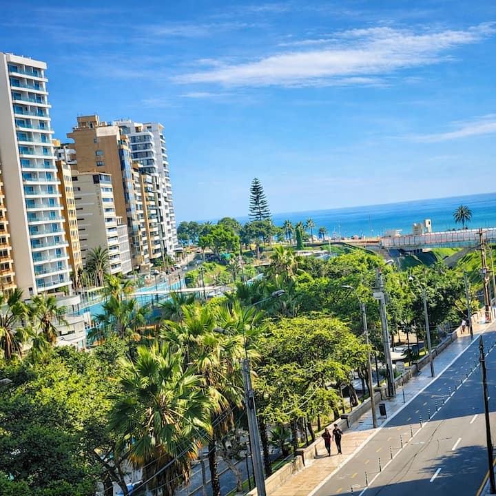 Elegante, Bien Ubicado Con Vista Al Mar - Peru