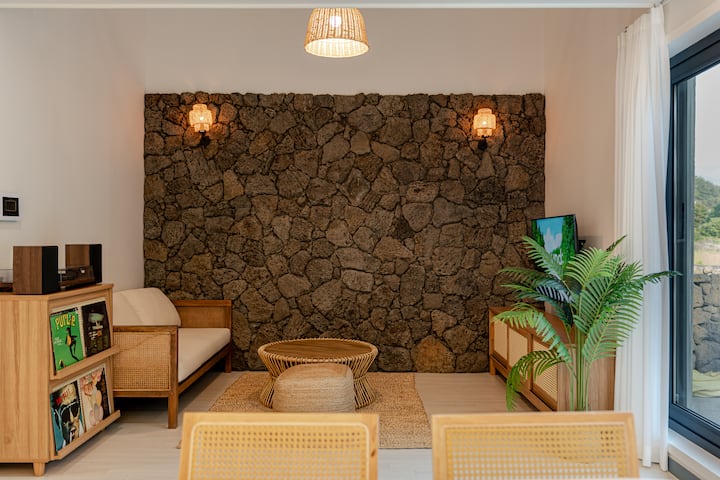Aewol/25 Min Airport/jeju Sensibility/lp/shell1501 - Jeju-si