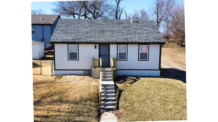 Modern 3br Retreat | New Build + Full Amenities - Riverside, MO