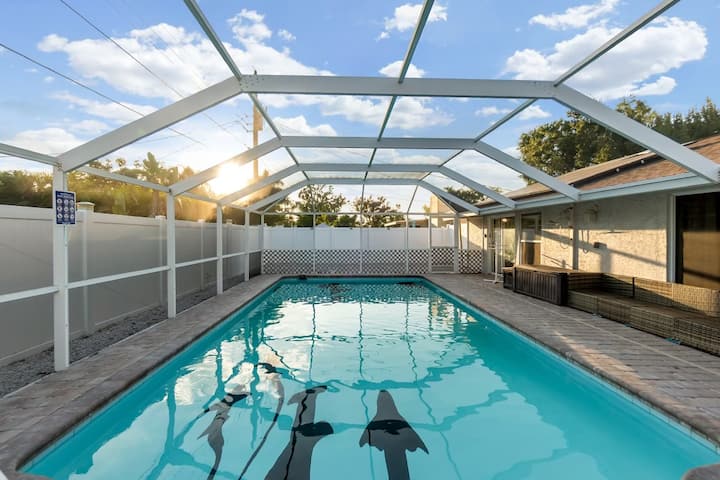 Tropical Tiki Retreat - Spacious Home Near Beach - Bradenton, FL