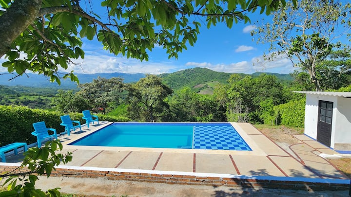 Hermosa Casa Con Piscina Infinita Y Wi-fi - Tocaima