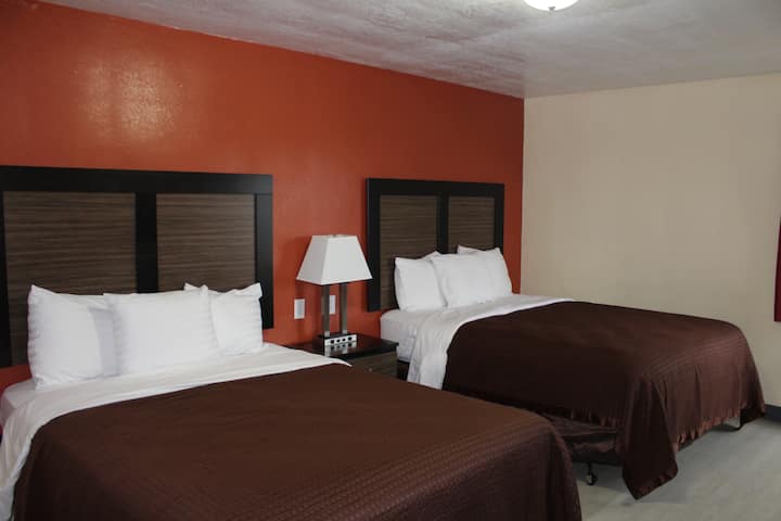 Two Queen Beds With Well-lit Covered Parking - Medford, OR