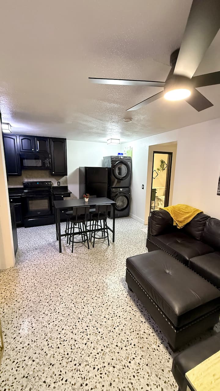 Chic & Glamorous 2 Br Condo Near Unlv & Lv Strip - Las Vegas, NV