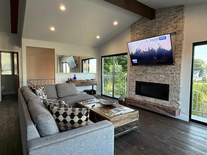 Sharp, Architectural Townhome With San Gabriel Mtn Views - Los Angeles, CA