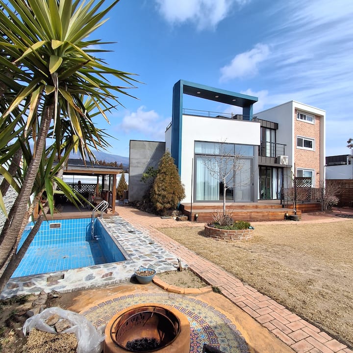 한라산뷰.감귤밭뷰.바다뷰.독채 풀빌라.  별장형가족스테이.
헬로한라산 - Jeju-do