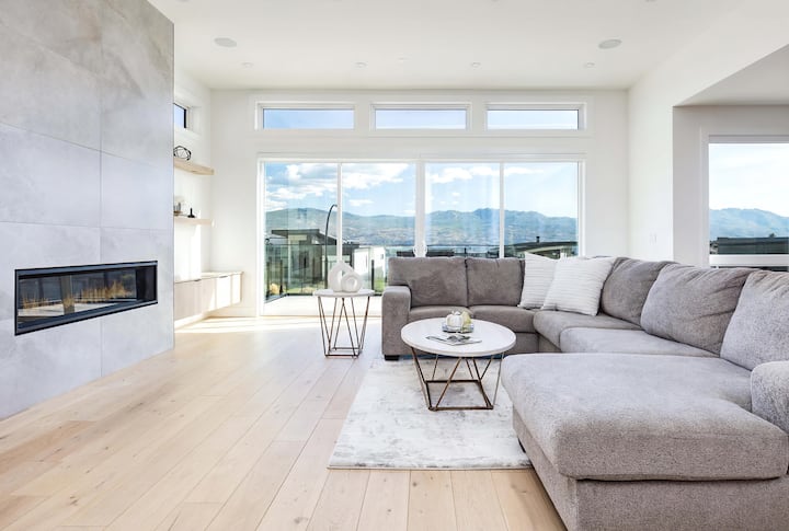 Luxury Lakeview Oasis With Pool - Kelowna