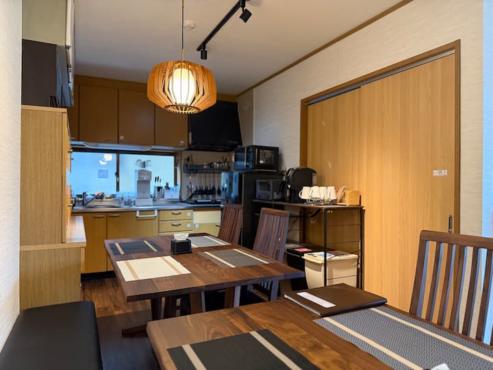 Tatami & Bed 【Urban 高山】/一棟貸切り/古い町並み近く【 最大11名 】 - 다카야마시