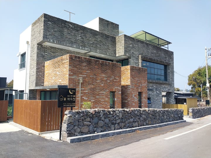 유 하 우 스 ( You House ) 

당신의 집처럼 편안한 곳 - Jeju-si