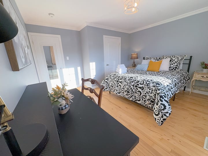 Newmarket Cozy Bedroom W Queen Bed /Work Place - Bradford, ON, Canada