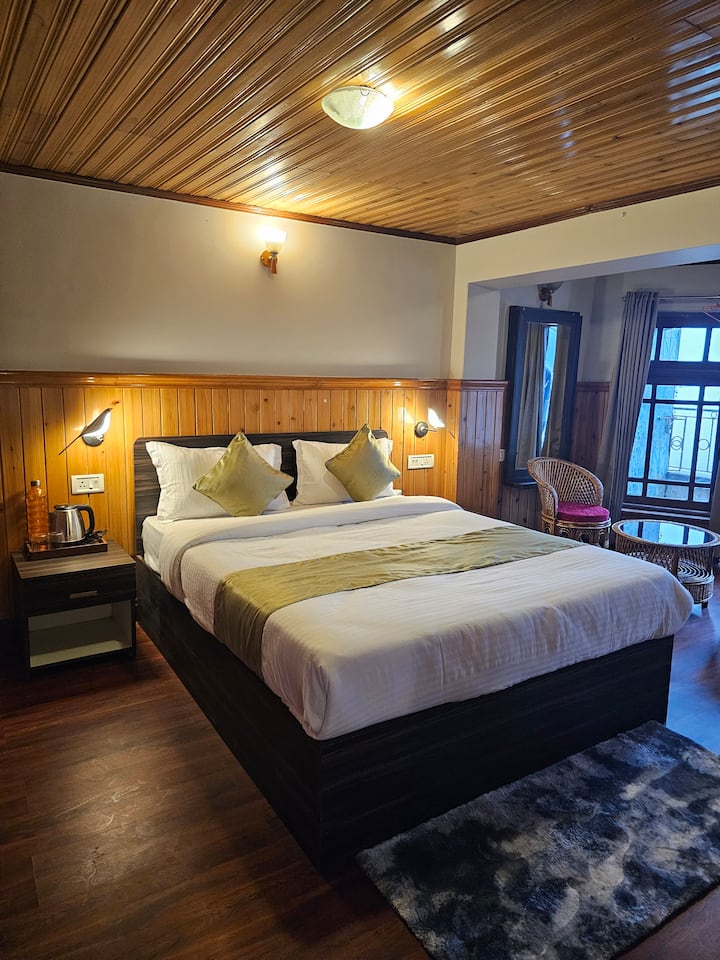 Royal Vista Guest House - The Attic Retreat - Darjeeling