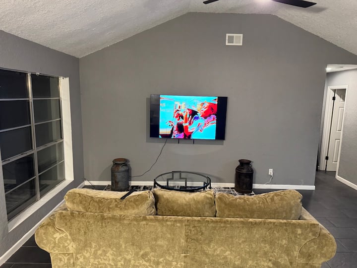 Simple, Clean & Comfortable Stay - Beaumont, TX