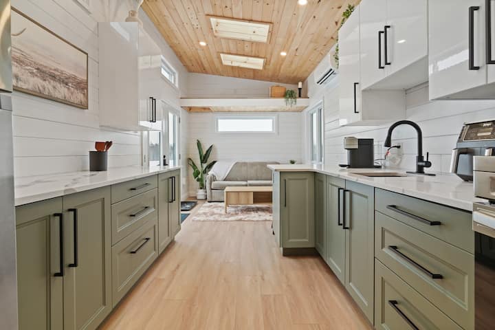 Cozy Tiny Home | Hot Tub, Sauna & Sunrise Views - Ontario