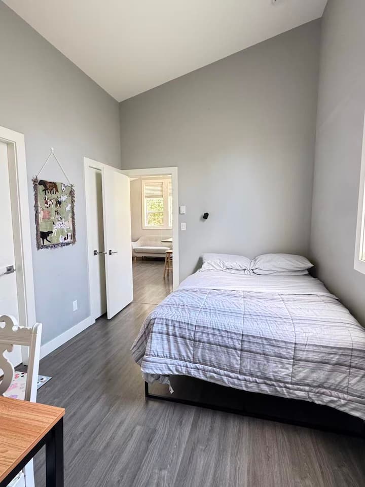 Lakeside Home On Second Floor - Langford