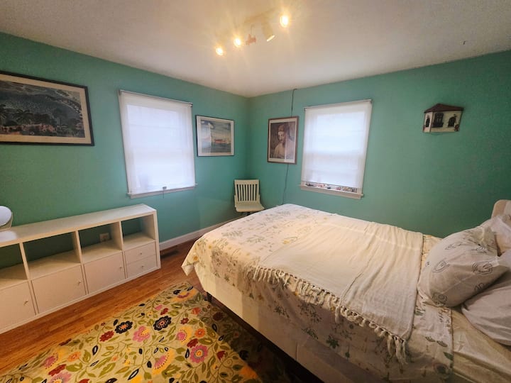 Cozy Modern Home In The Woods | Top Floor Only - Fairfax, VA