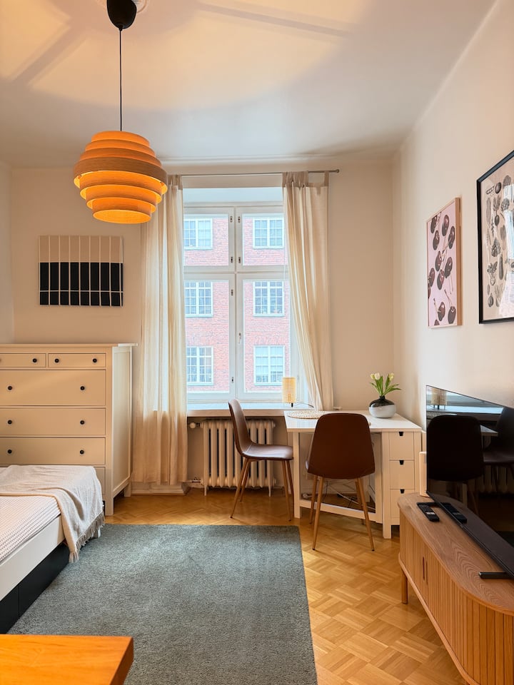 Valoisa Ja Rauhallinen Yksiö Etu-töölössä - Helsinki