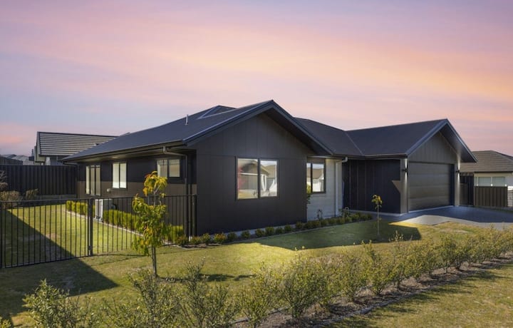 New Modern Taupo Escape Just Minutes From Township - Taupo