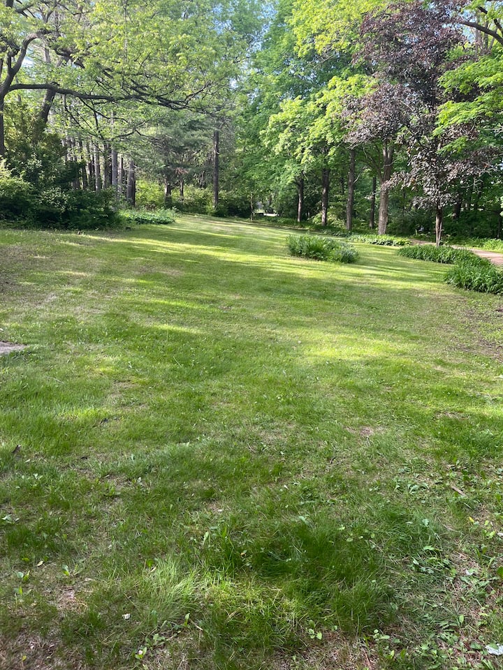 Rustic Getaway, Woodsy Area Private Main Level - Rockford, IL